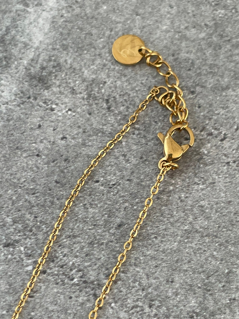Gold chain necklace with black stone – mamapapa